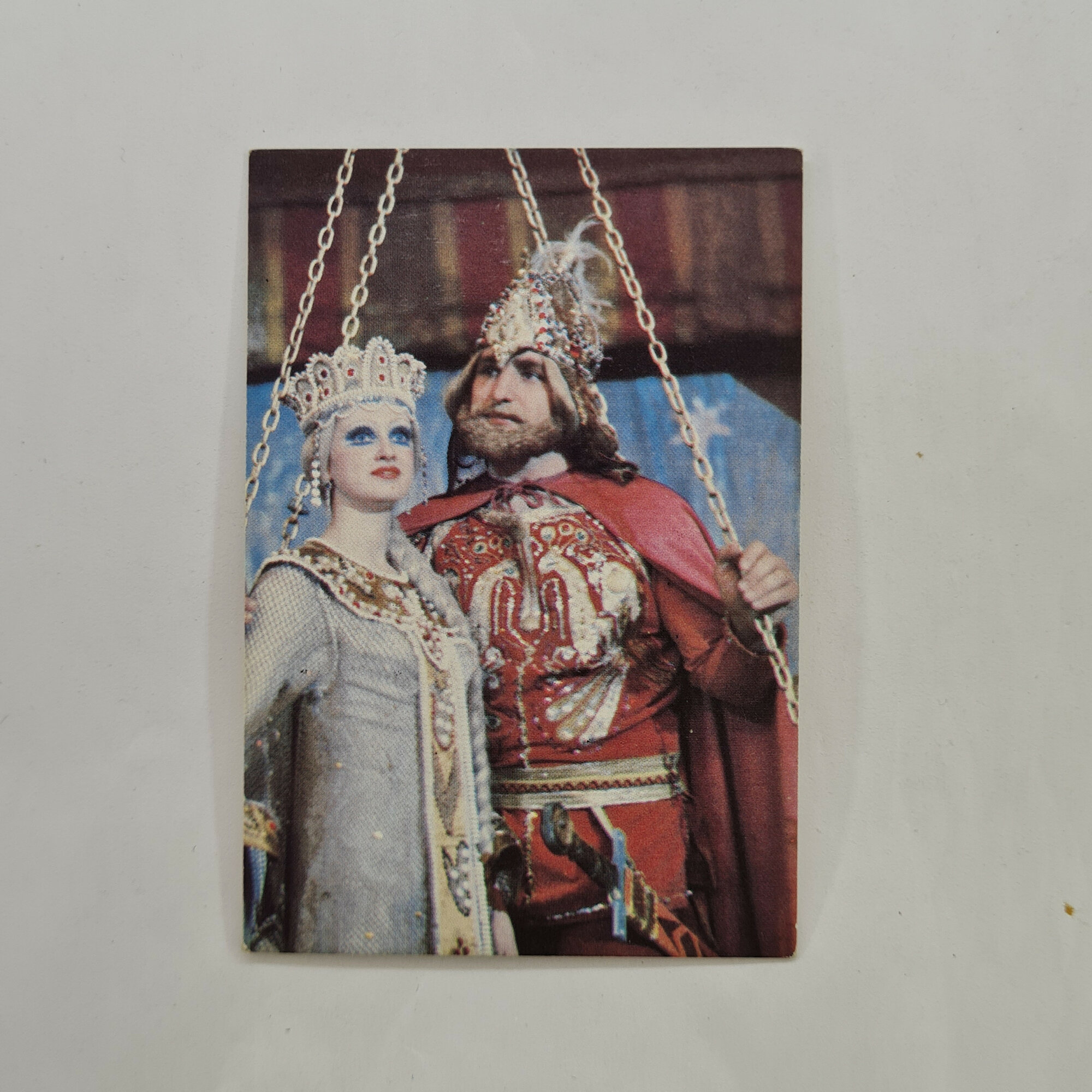 Карманный календарик 1985. Цирк, артисты в костюмах, сцена. Календарь винтажный