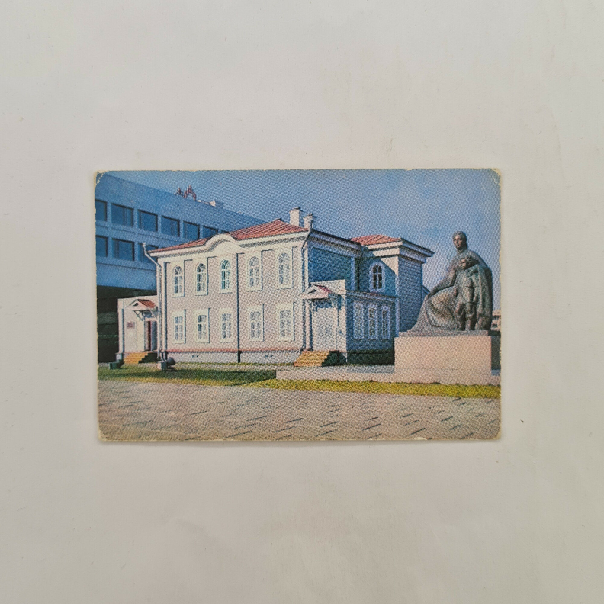 Карманный календарик 1976. Здание и памятник на фоне. Календарь винтажный