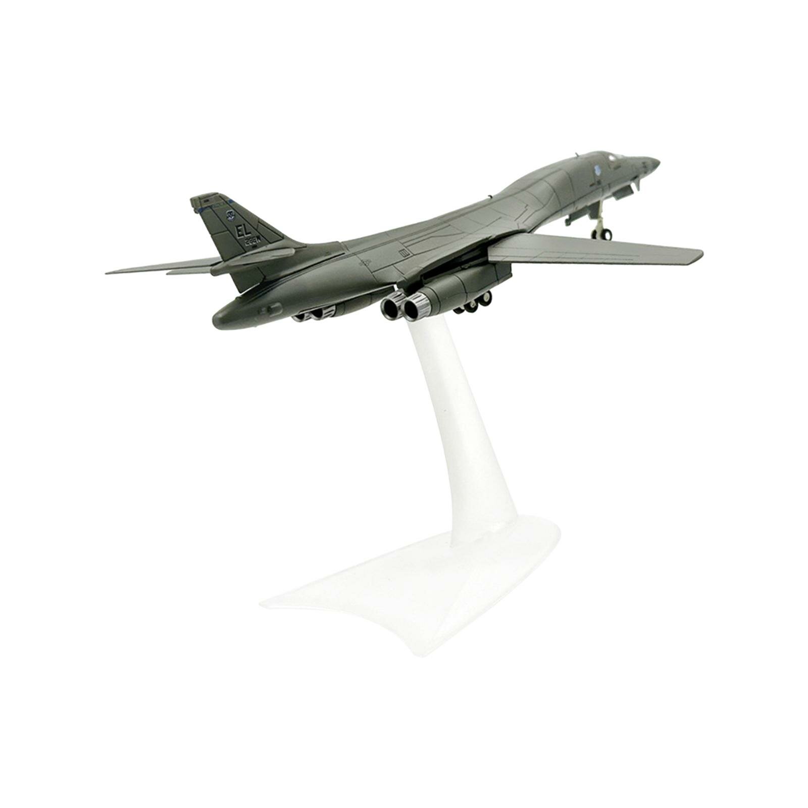 Сувенирная модель американского бомбардировщика B-1B в масштабе 1/200 с подставкой для барного шкафа в спальне.