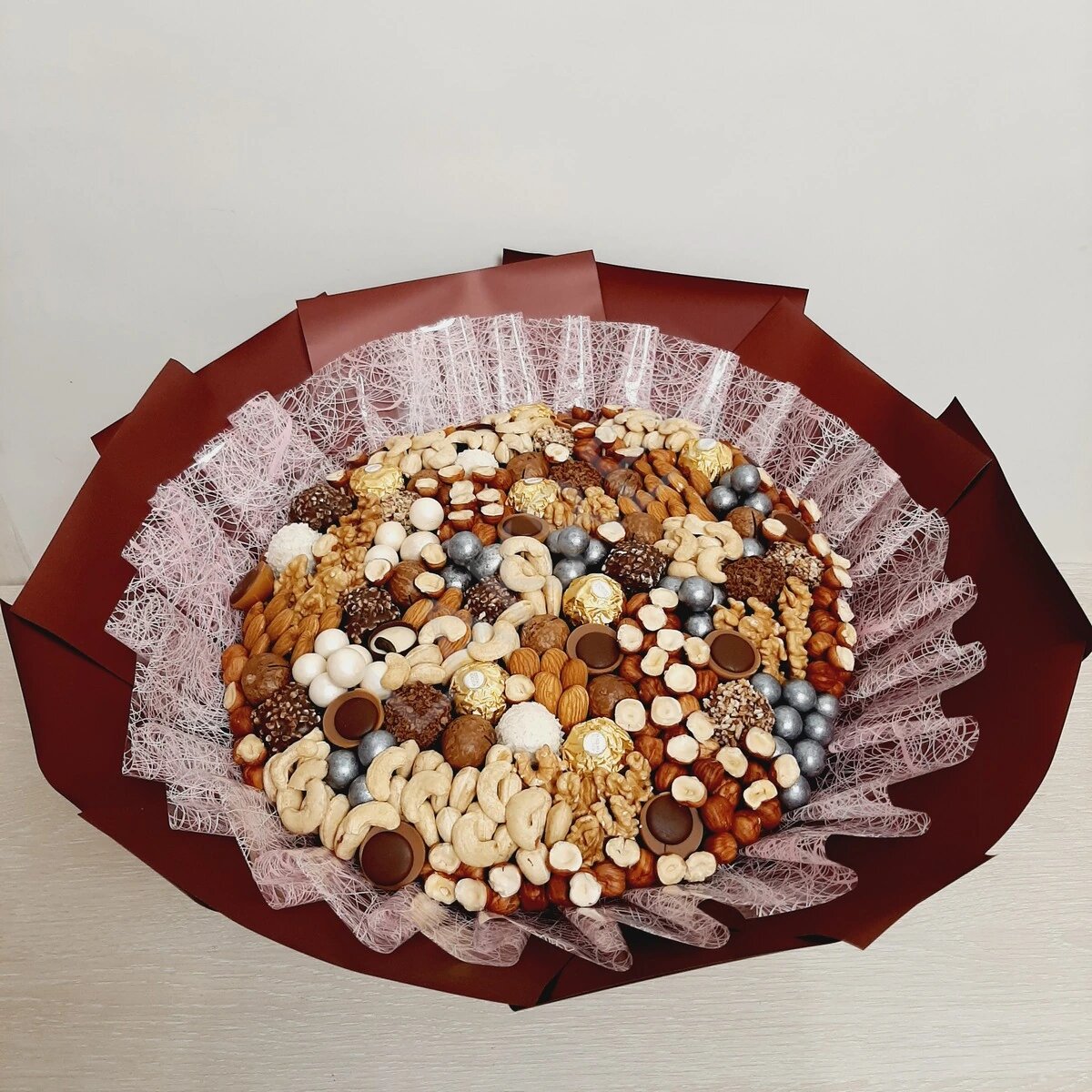 Подарочный букет с макадамией, кешью и Ferrero Rocher 32 см