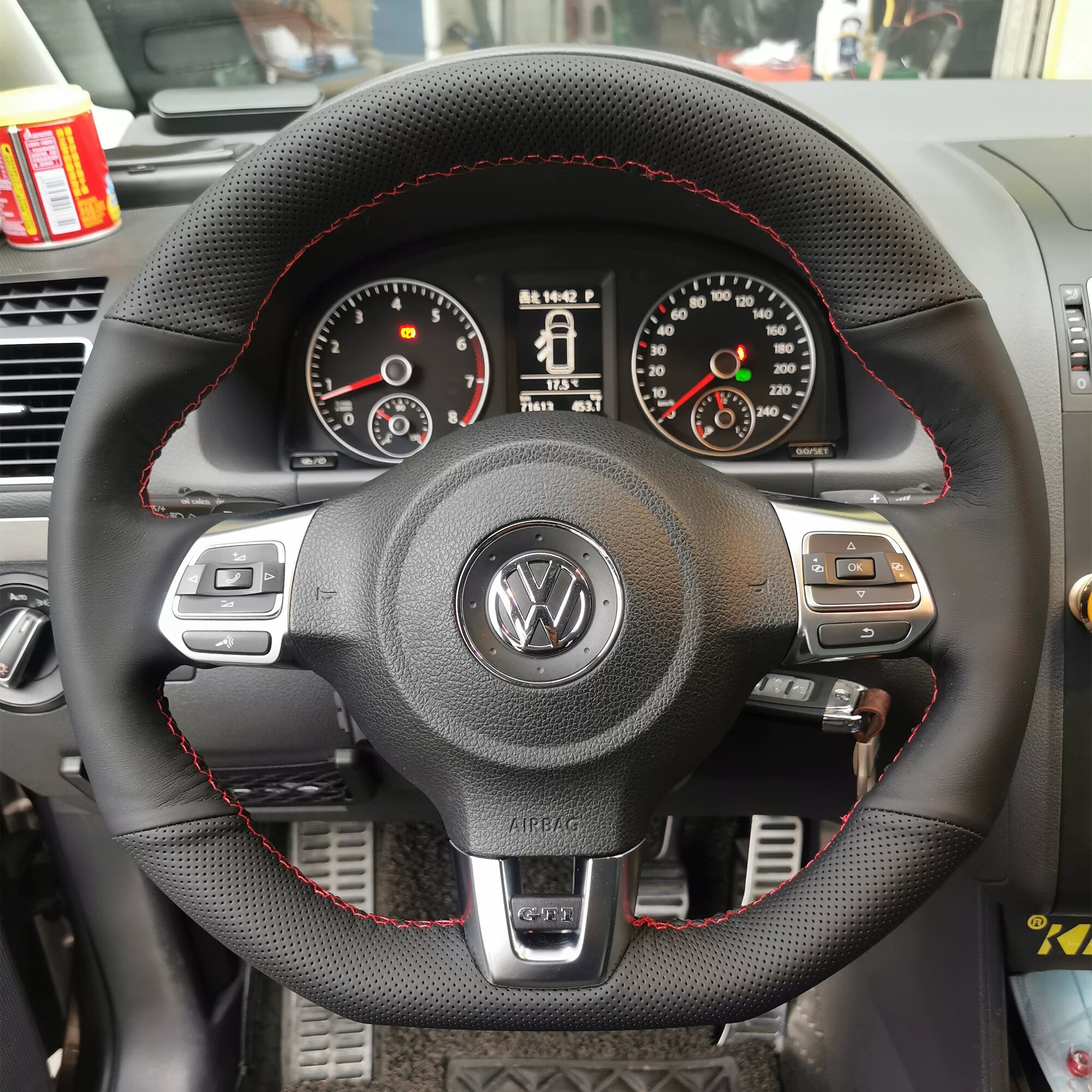 Перфорированный ручной шитья чехол на рулевое колесо для Volkswagen Polo в черной линии, модели 2018-2022 годов