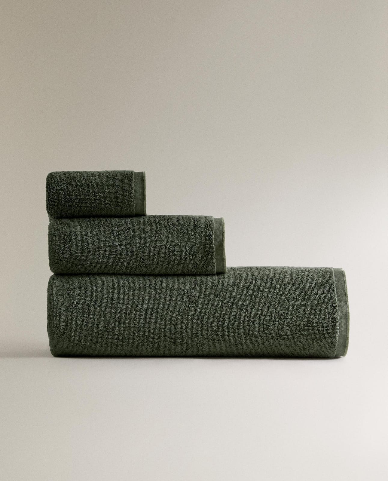 Полотенце для ванной ZARA HOME хлопковое банное полотенце с отстрочкой и окантовкой, зеленый, 50x90 см 5547/013/529-35