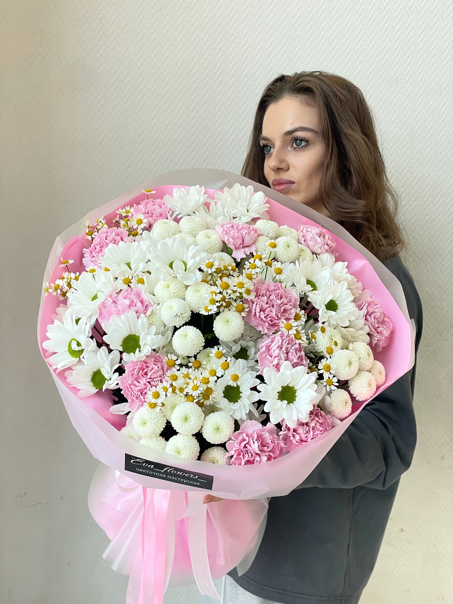 Стильный букет в нежной гамме из хризантем ромашек и гвоздик для ваших близких
