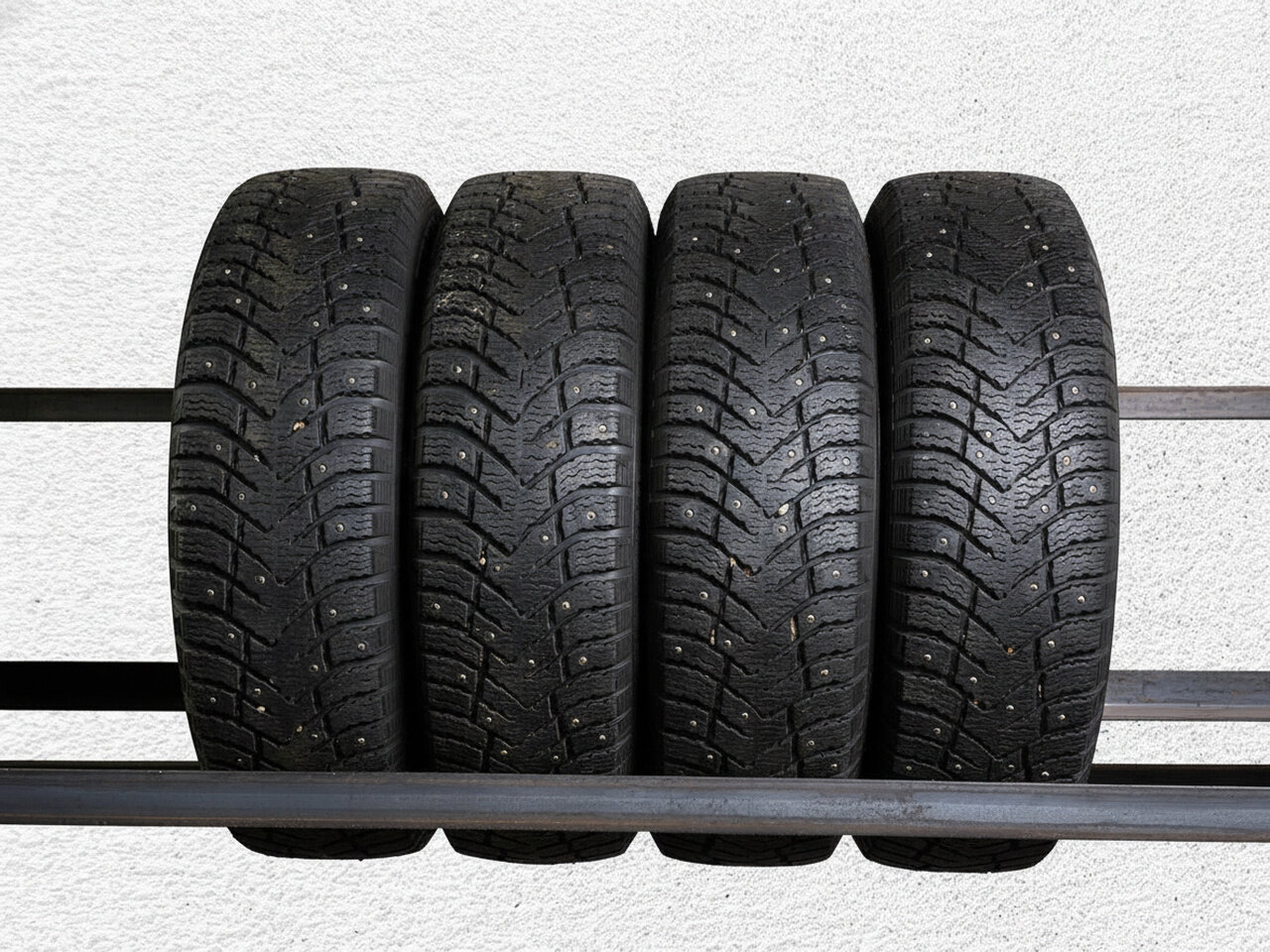 Комплект (4 шт) зимних БУ шин шипованные Cordiant Snow Cross 2 175/65 R14 15% износ TSB048658