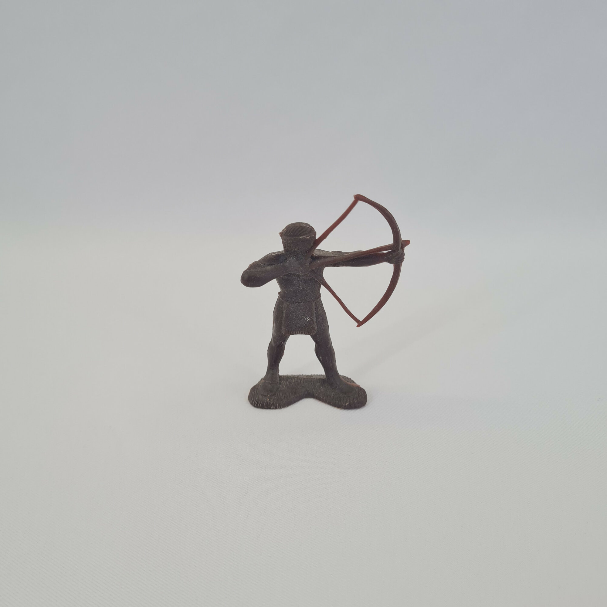 Солдатик лучник винтажный СССР. Фигурка воина с луком на подставке для игры и декораций