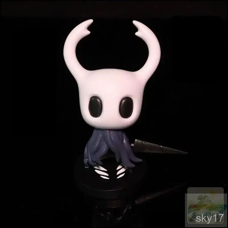 Фигурка Hollow Knight маленький рыцарь, 8 см, белая маска с чёрными глазами и синим плащом, на подставке