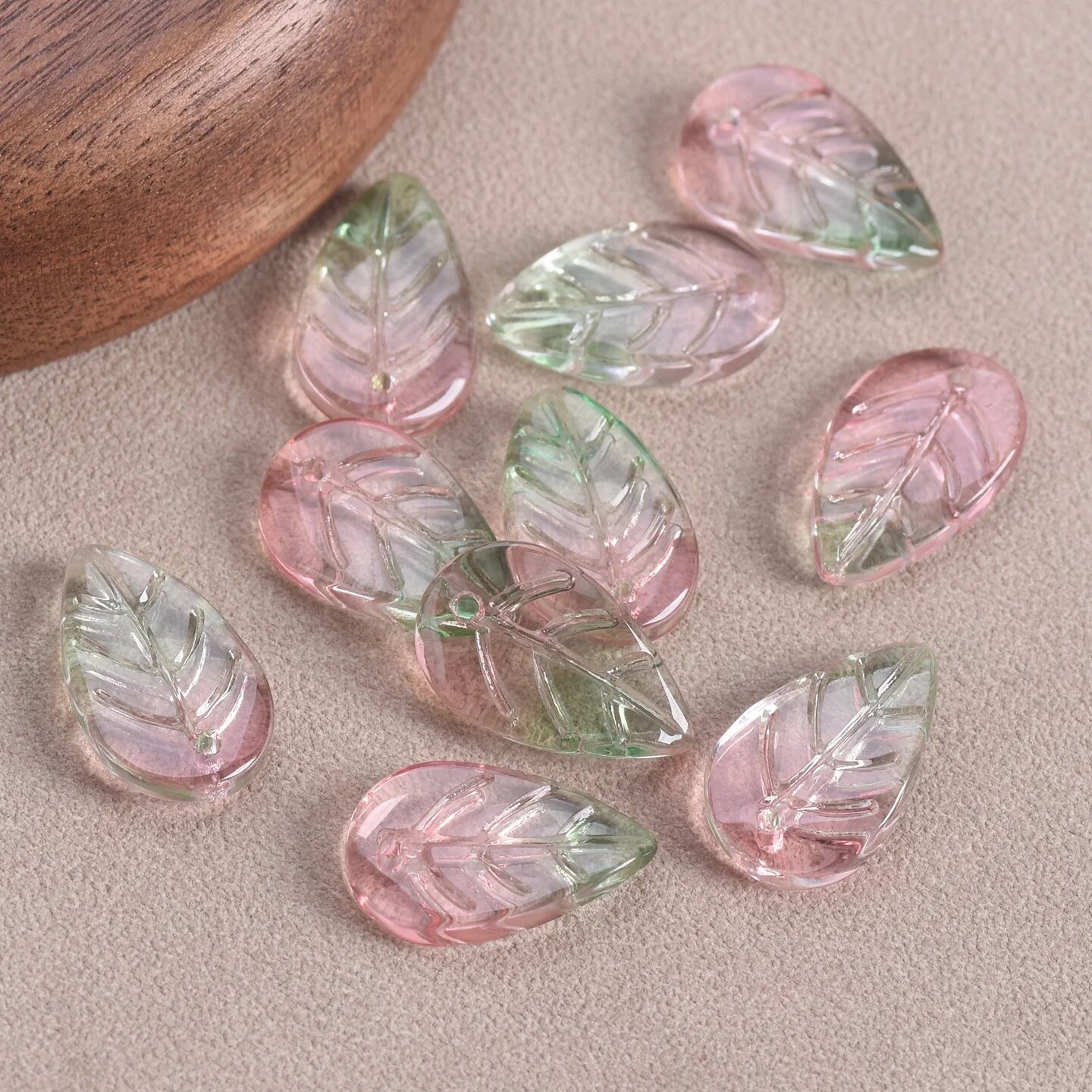 Бусины Dreamzeal из стекла, лист, 18x11 мм, 10 шт. Green Fuchsia