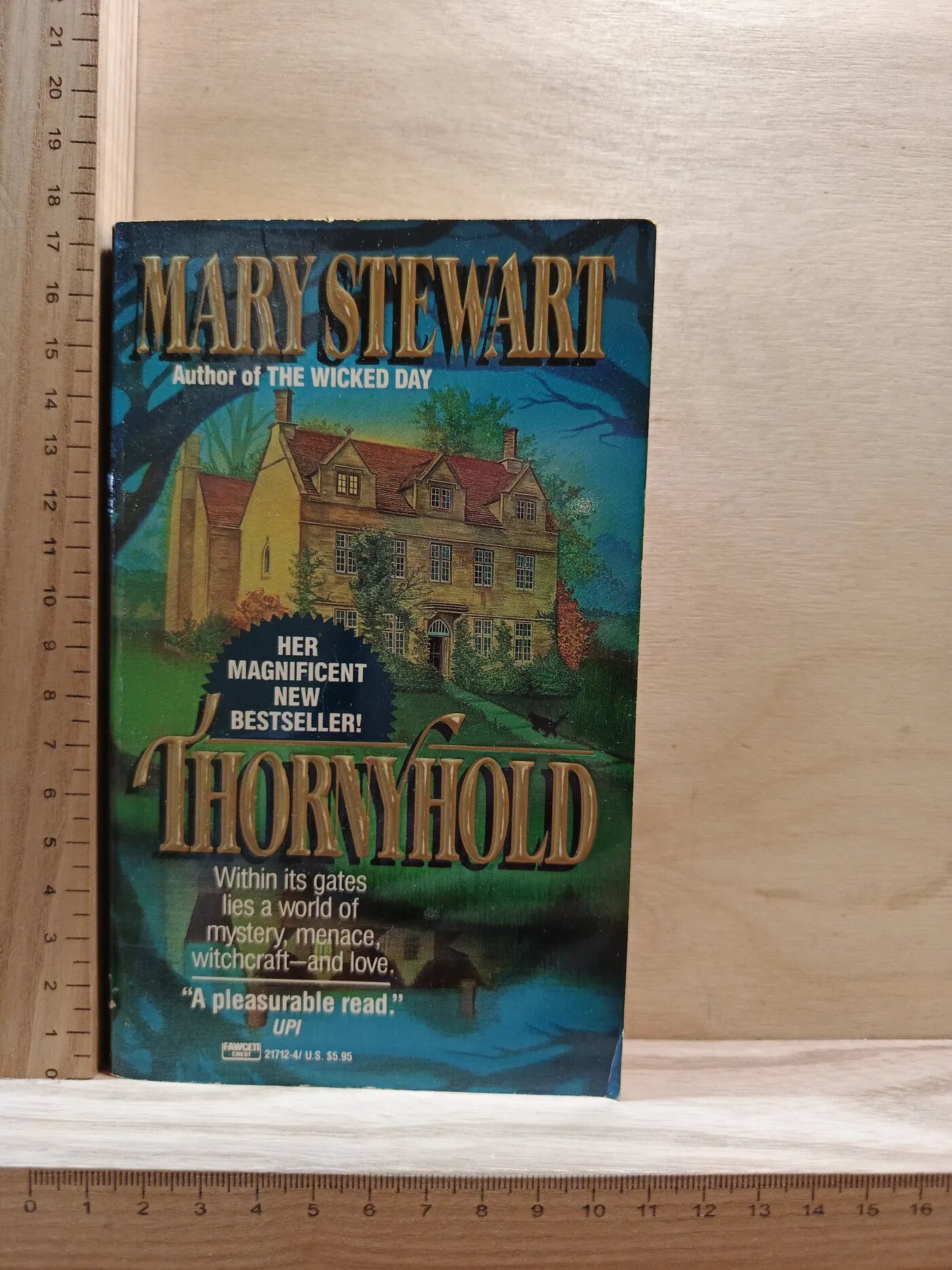 Thornyhold (Терновая обитель) (на английском языке)