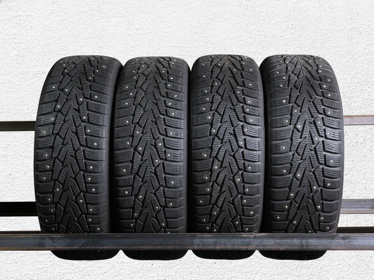 Комплект (4 шт) зимних БУ шин шипованные Nokian Tyres Nordman 7 195/60 R15 25% износ TSB050396