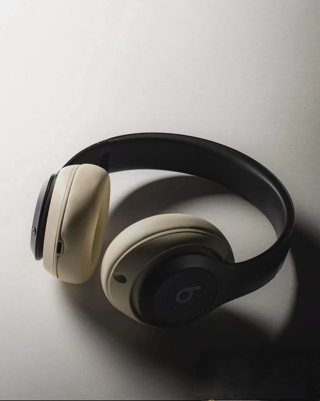 Наушники Stussy × Beats Studio Pro накладные，Черно-белая цветовая схема