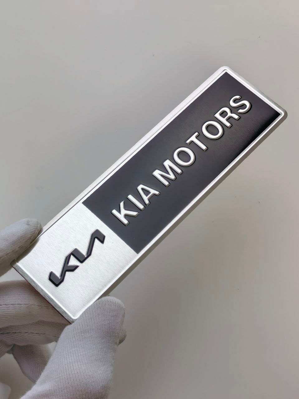 Алюминиевая наклейка 120*35 мм. Kia Motors Моторс эмблема наклейка на авто Киа 1 шт.