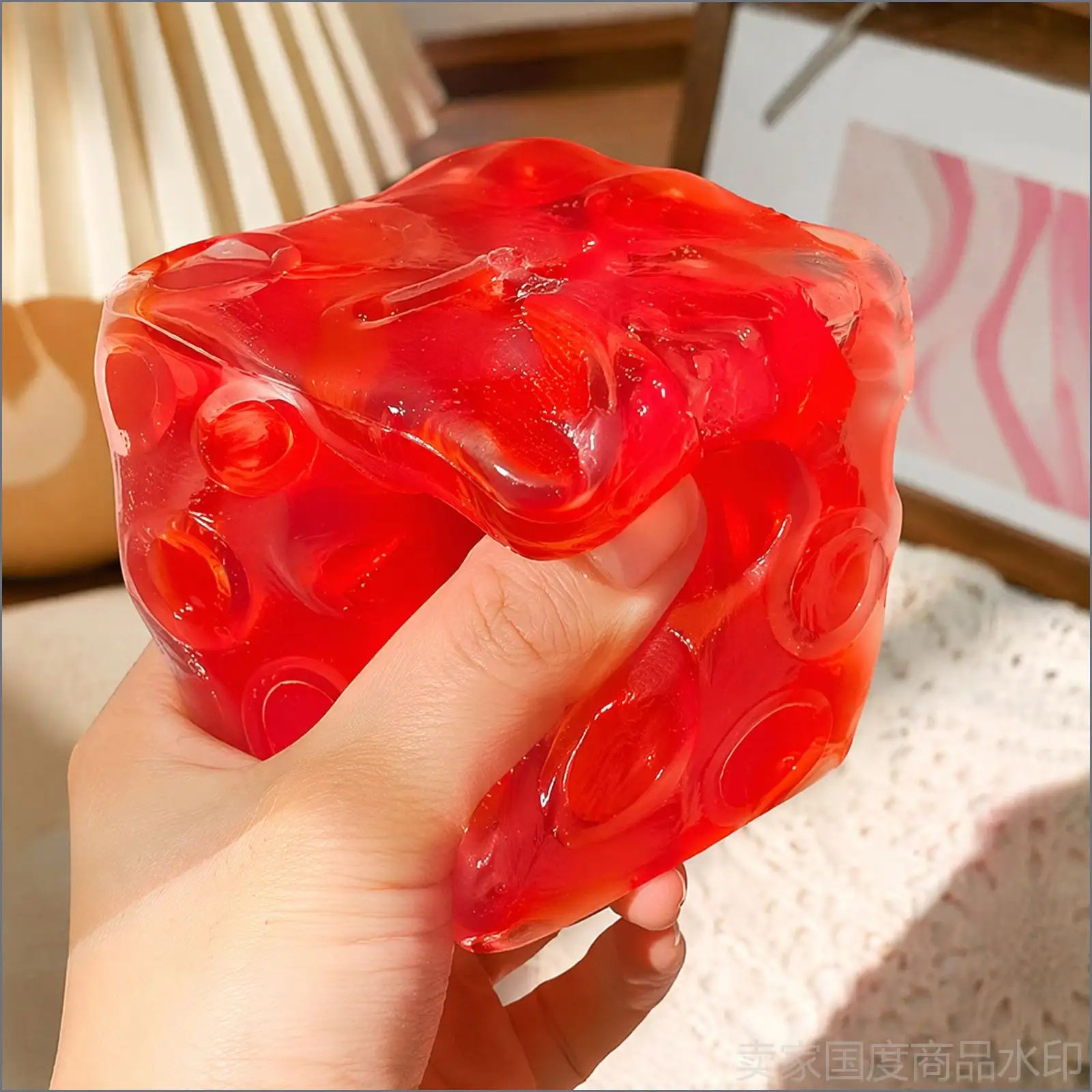 Сырный стресс-шарик из мягкого геля, красный куб 6 см