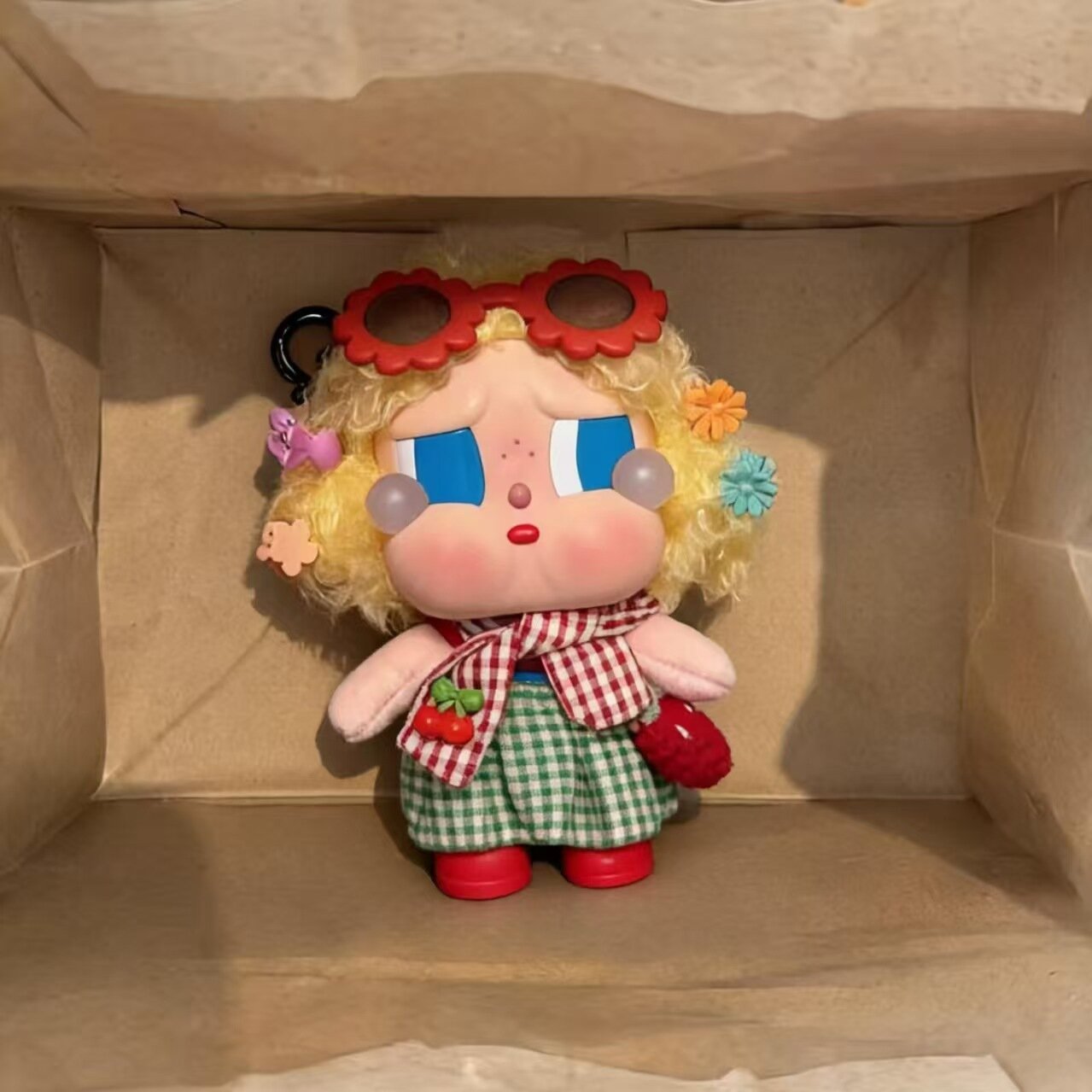 Одежда для кукол Crying Baby Весенняя серия красный шарф в клетку зеленая юбка в клетку сумка-клубника красная обувь