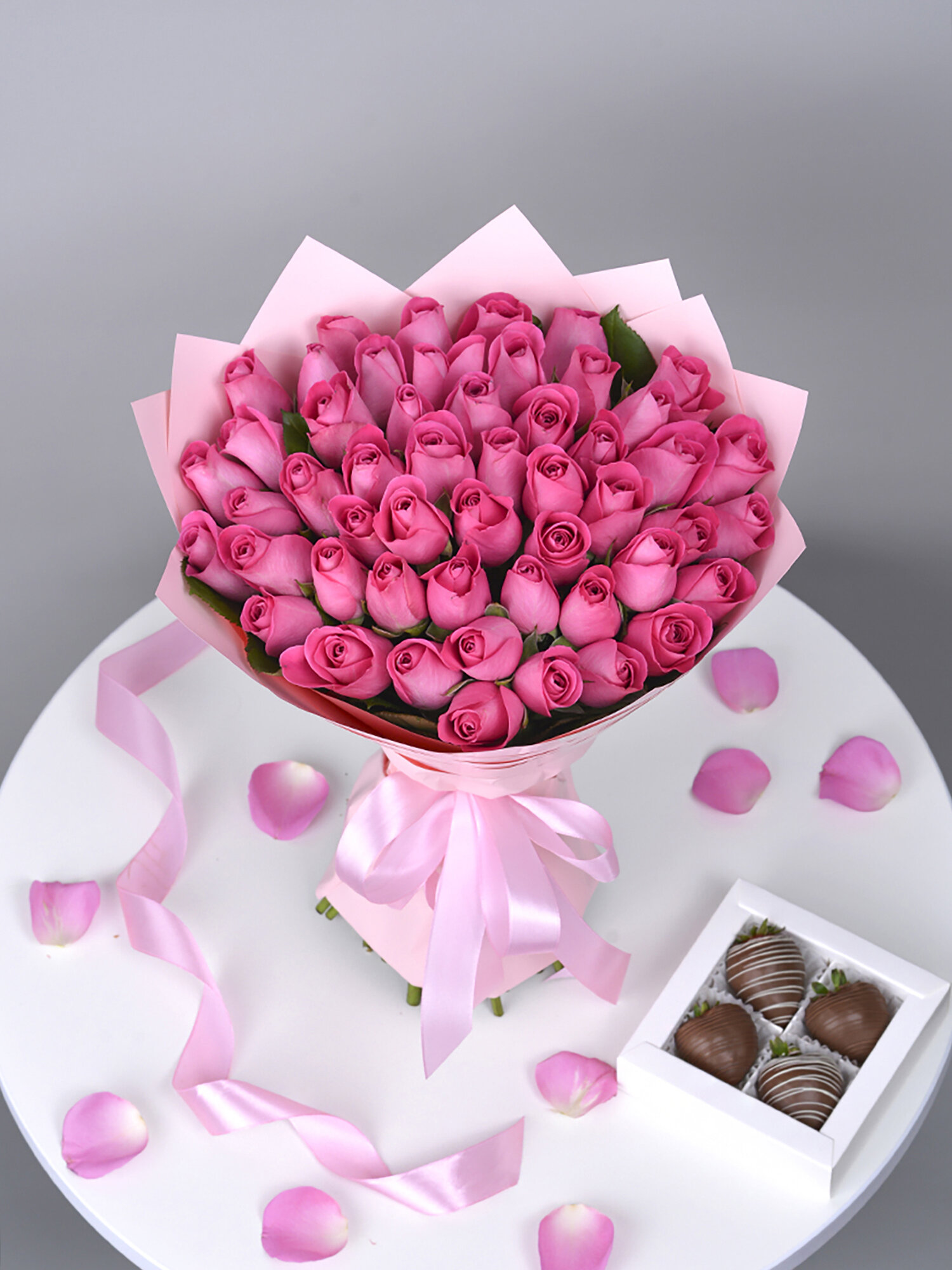 Букет Magic Flower, розовая роза, 51 цветок, высота 40 см, в пленке с комбо набором из клубники в шоколаде