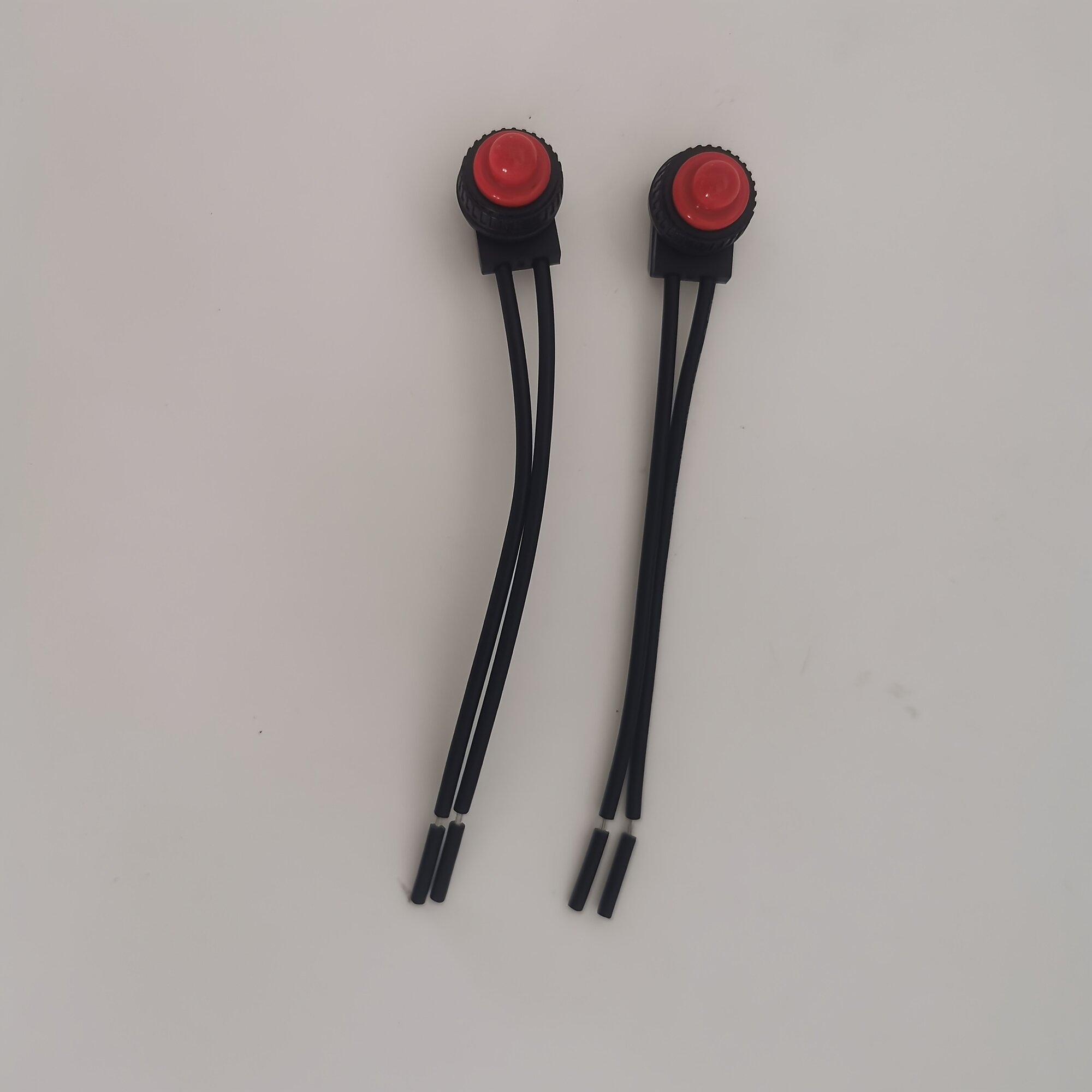 Тумблеры SPST 12V/24V/36V, 2 шт, красный, с жгутом проводов 4.5 дюйма, для автодомов, прицепов, лодок и караванов, комплект с монтажными кронштейнами и винтами