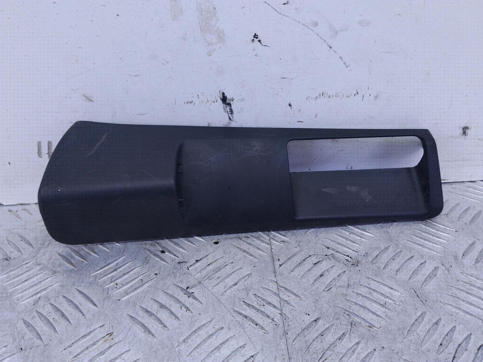 Накладка на ручку задней левой Volkswagen Transporter T5 (2002 - 2009) 7H0843187