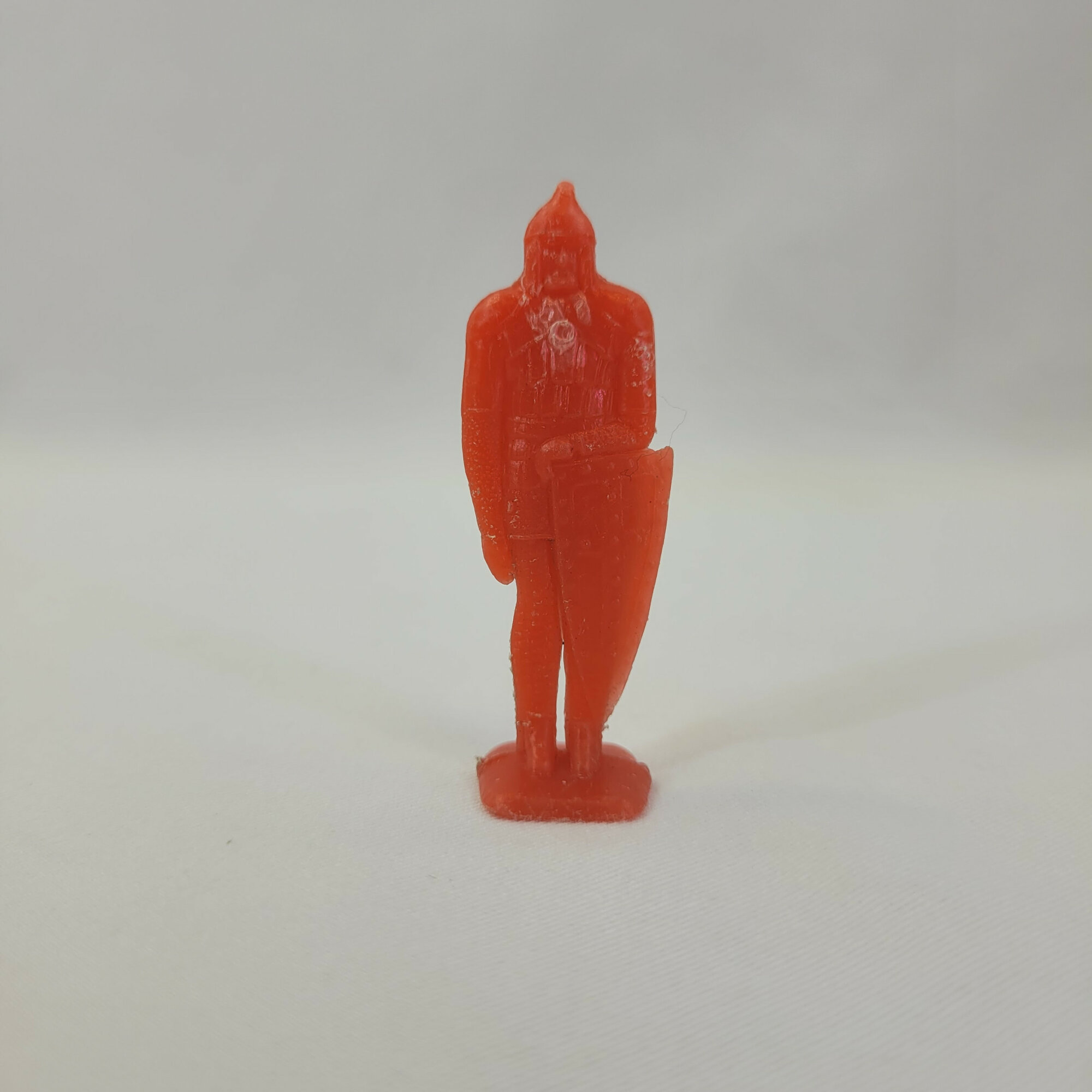 Солдатик винтажный СССР. Игрушечная фигура пехотинца в каске на подставке, красный пластик