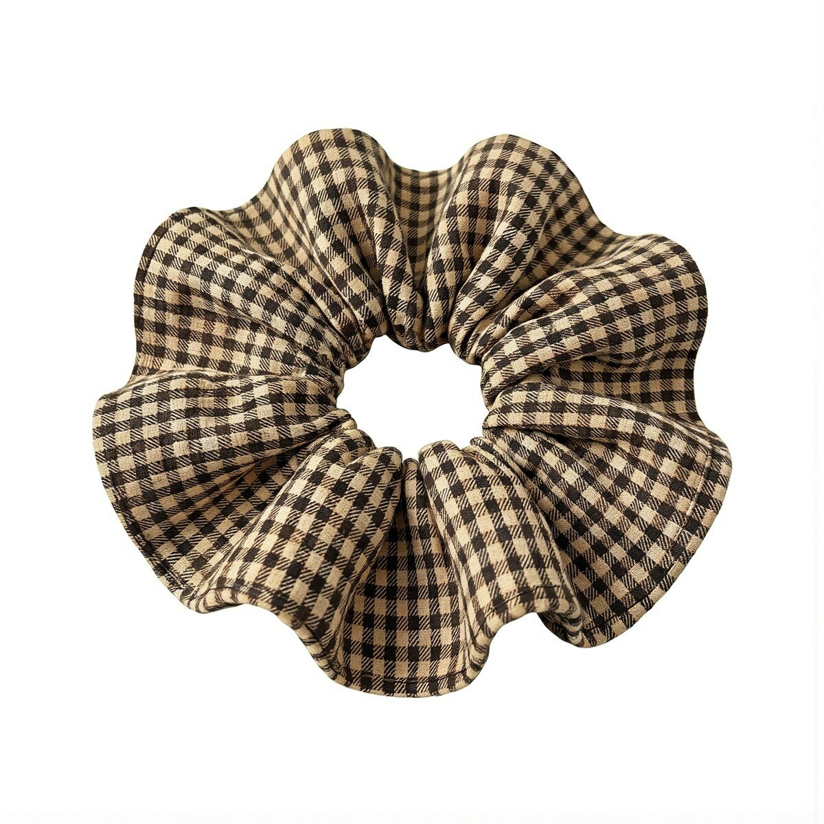 Резинка для волос scrunchie из мягкой качественной ткани с коллекцией разных декоративных принтов надёжно фиксирует пряди не создаёт дискомфорта подходит для регулярного повседневного использования