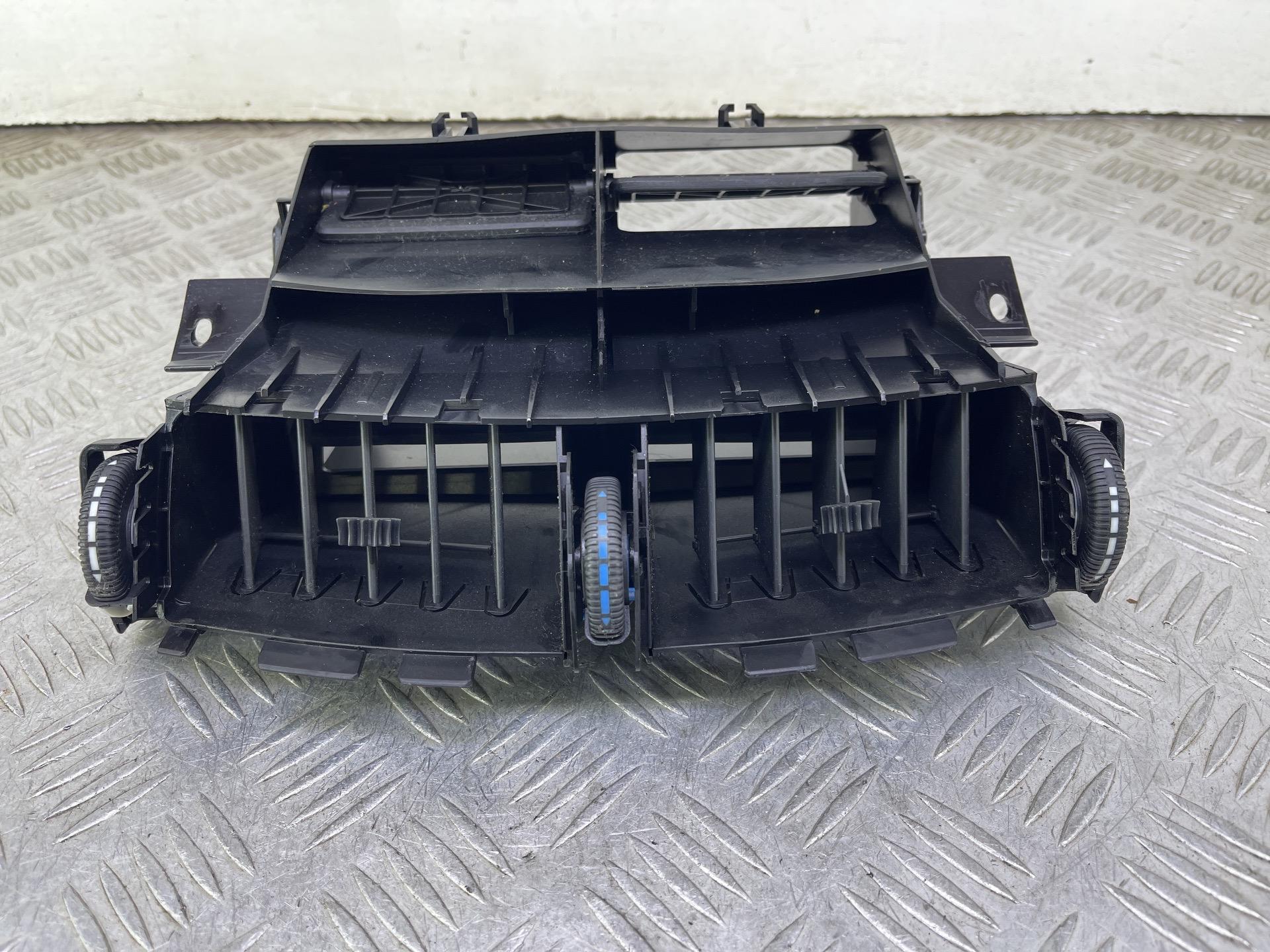 Дефлектор обдува салона центральный Mercedes-Benz E W211 (2002 - 2006) 2118300054