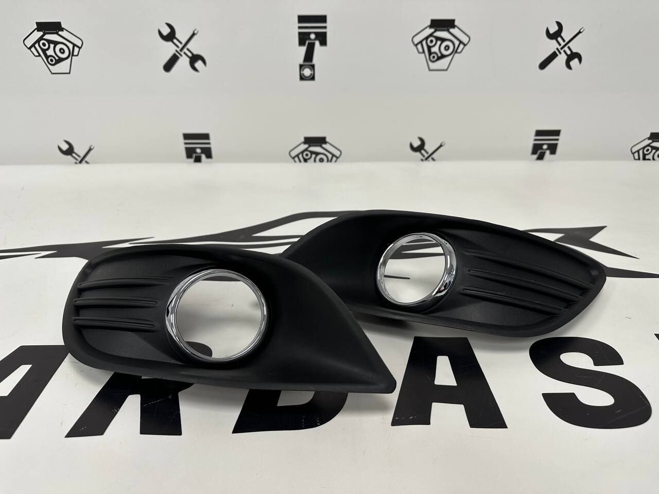 Фокус2 08-11 - Рамка ПТФ левая O.E.M. арт. OEM1309L