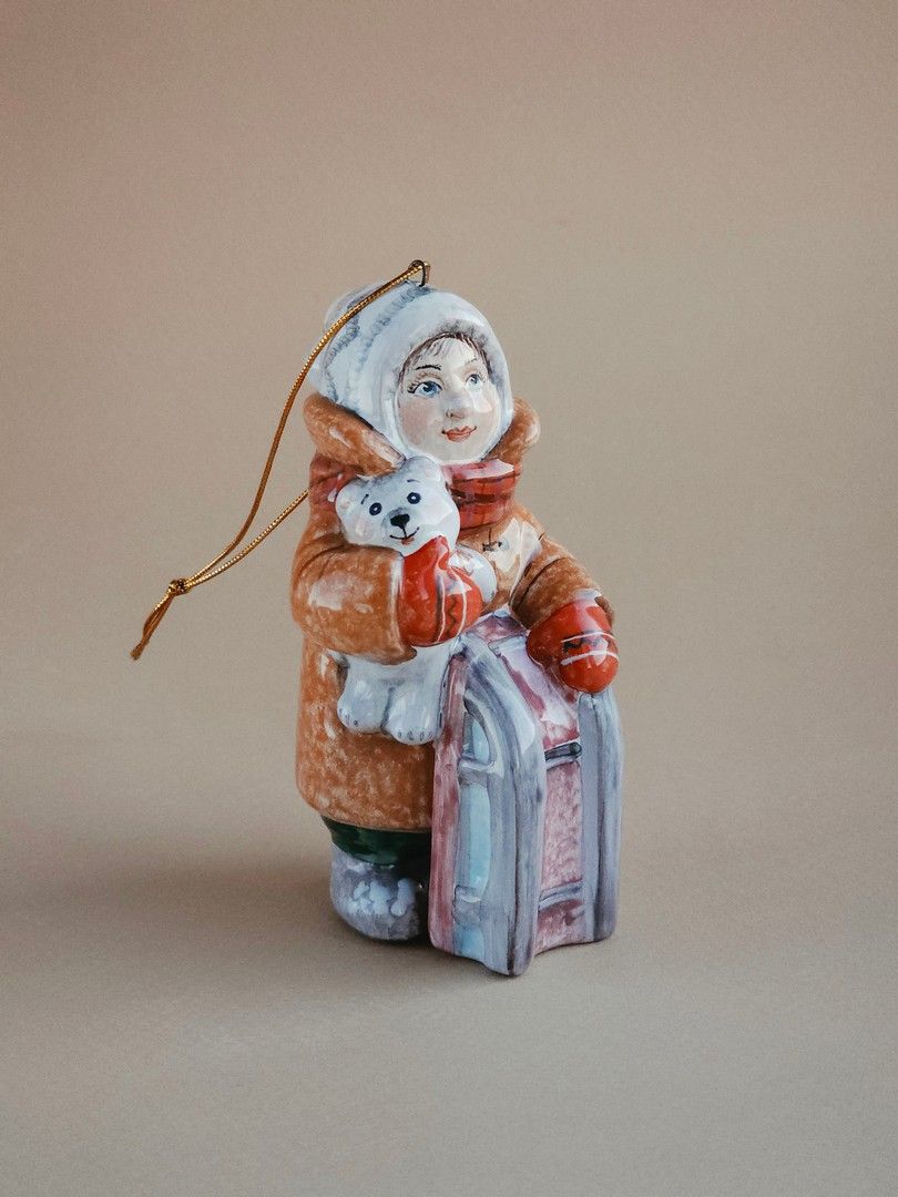 Ёлочная игрушка "Девочка с санками". Ярославская майолика. Керамика ручной работы. Сделано в России.