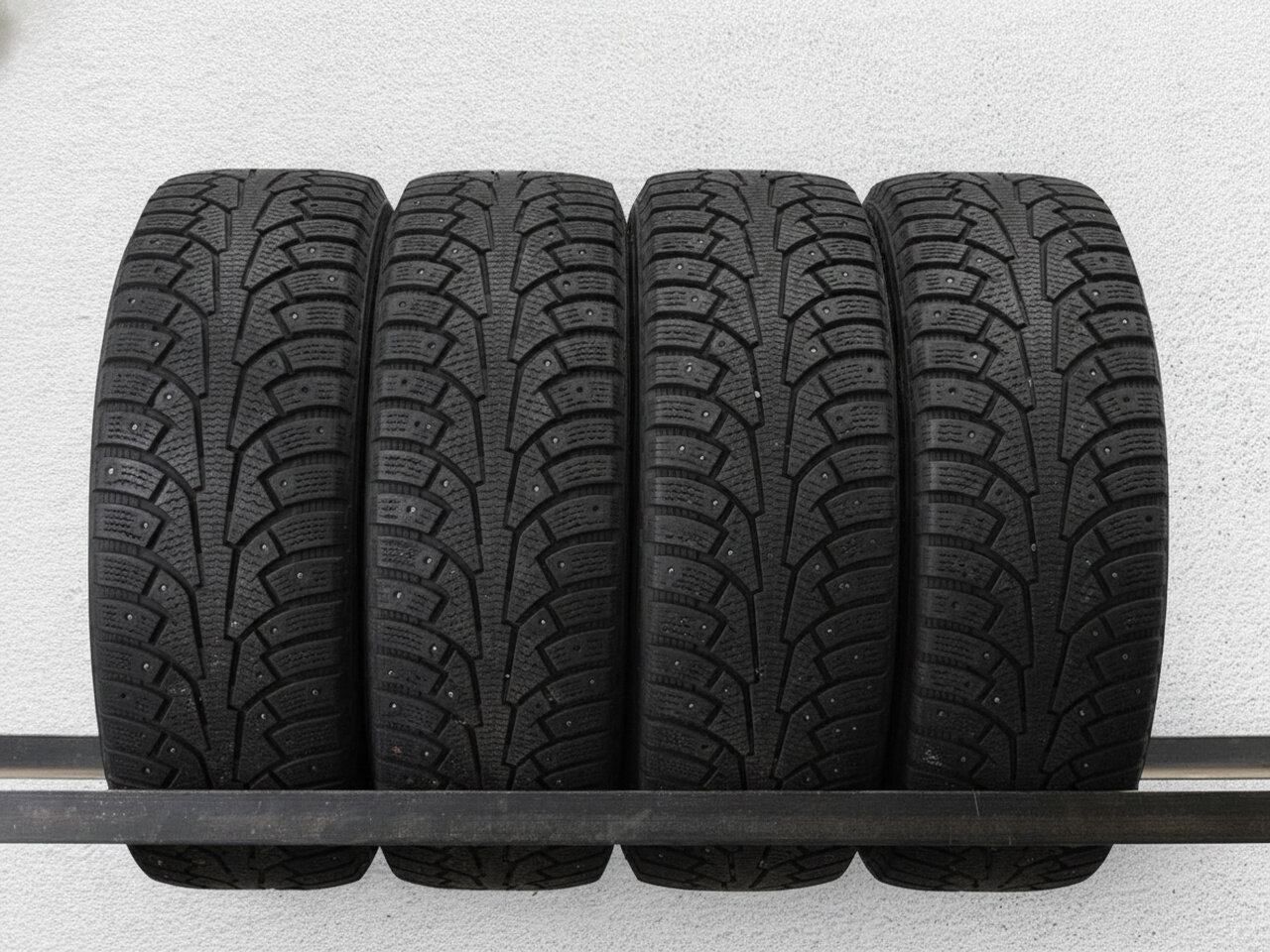 Зимние шины шипованные Nokian Tyres Nordman 5 SUV 225/55 R18 50% износ TSB056225