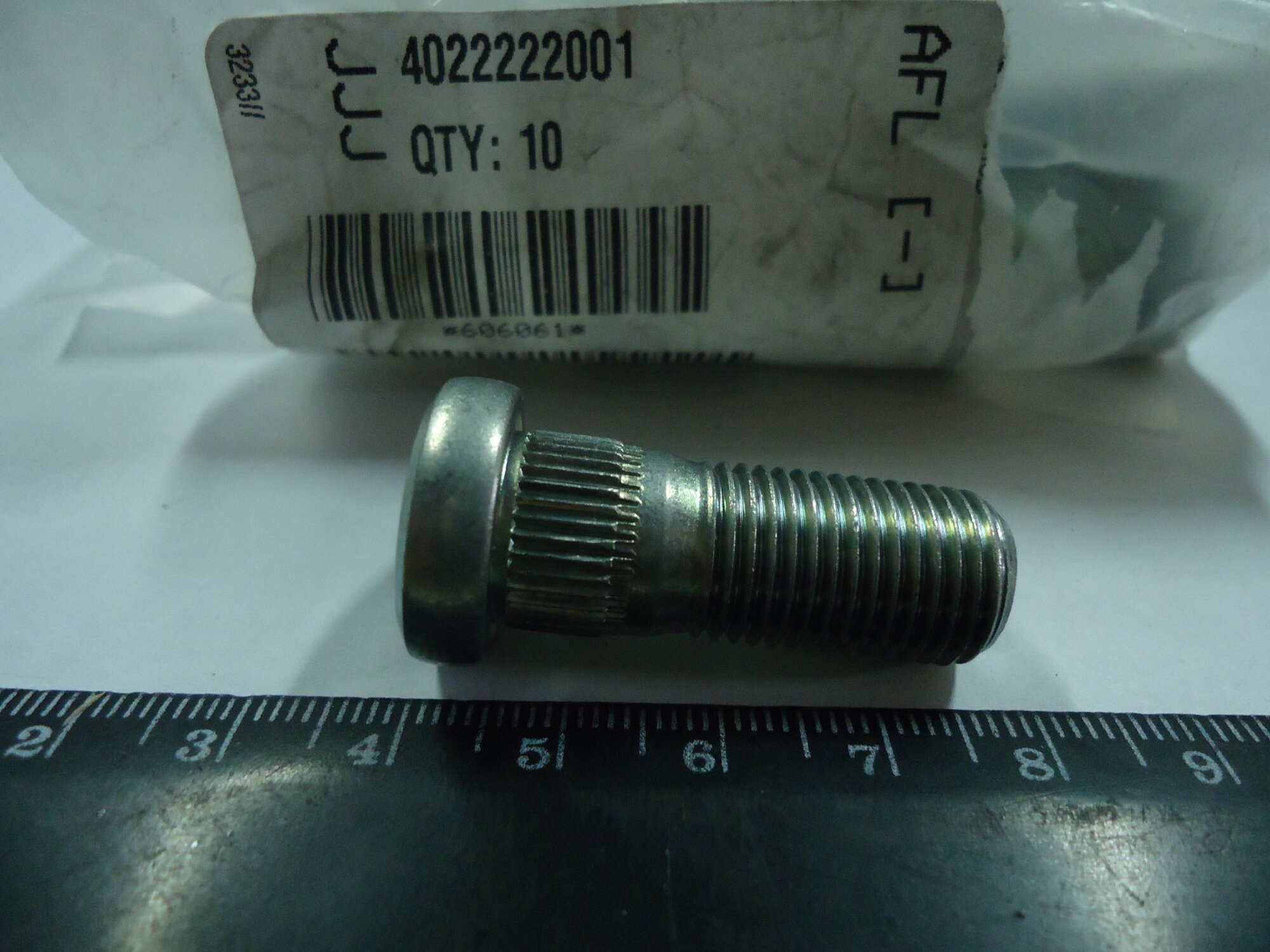 Болт ступицы Nissan 40222-22001