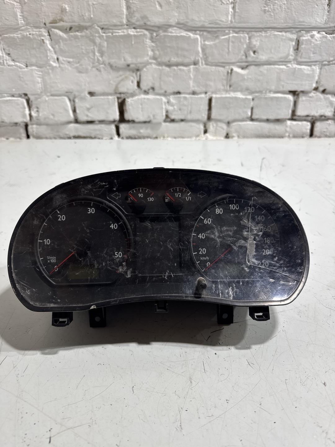 Панель приборов (щиток) Volkswagen Polo 4 (2001 - 2005) 6Q0920820E