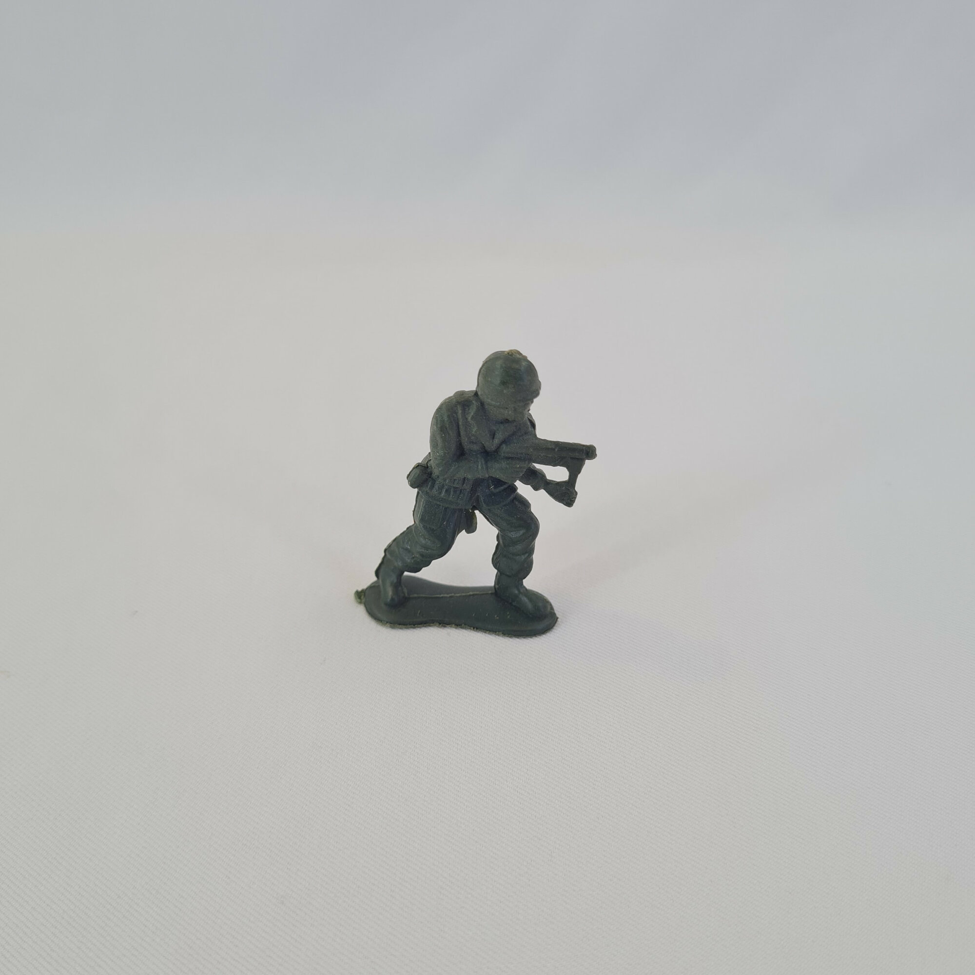 Солдатик винтажный СССР. Фигурка бойца с автоматом на подставке, игрушка для военной игры