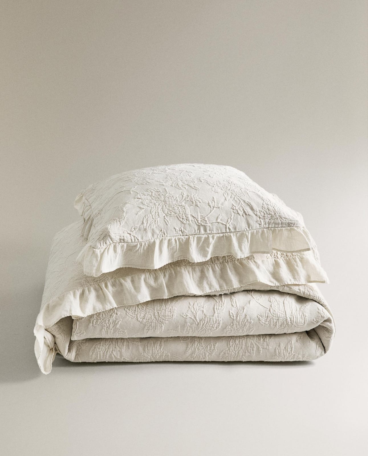 Покрывало ZARA HOME жаккардовая накидка с оборкой, экрю, 230 x 250 см 2118/006/712-19