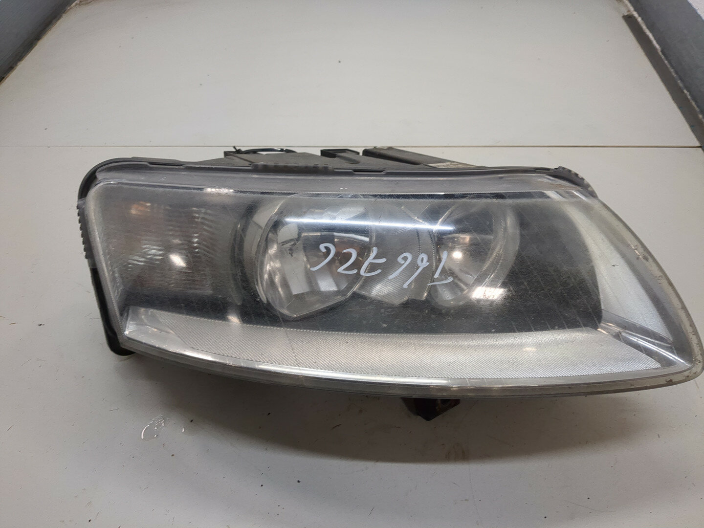 Фара (передняя) правая Audi A6 (C6) Б/У