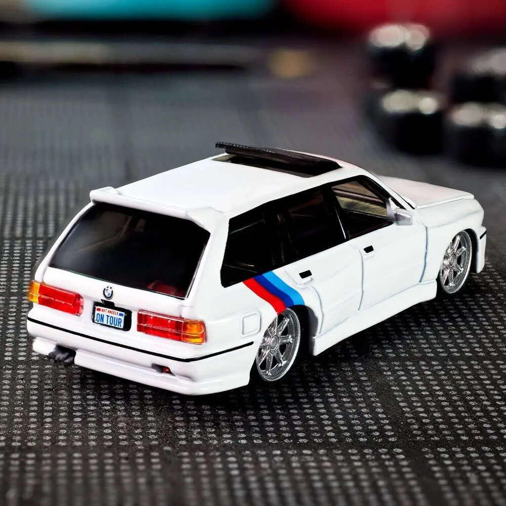 Машинка Hot Wheels Elite 64 1990 BMW 318i Touring белый — фото 1