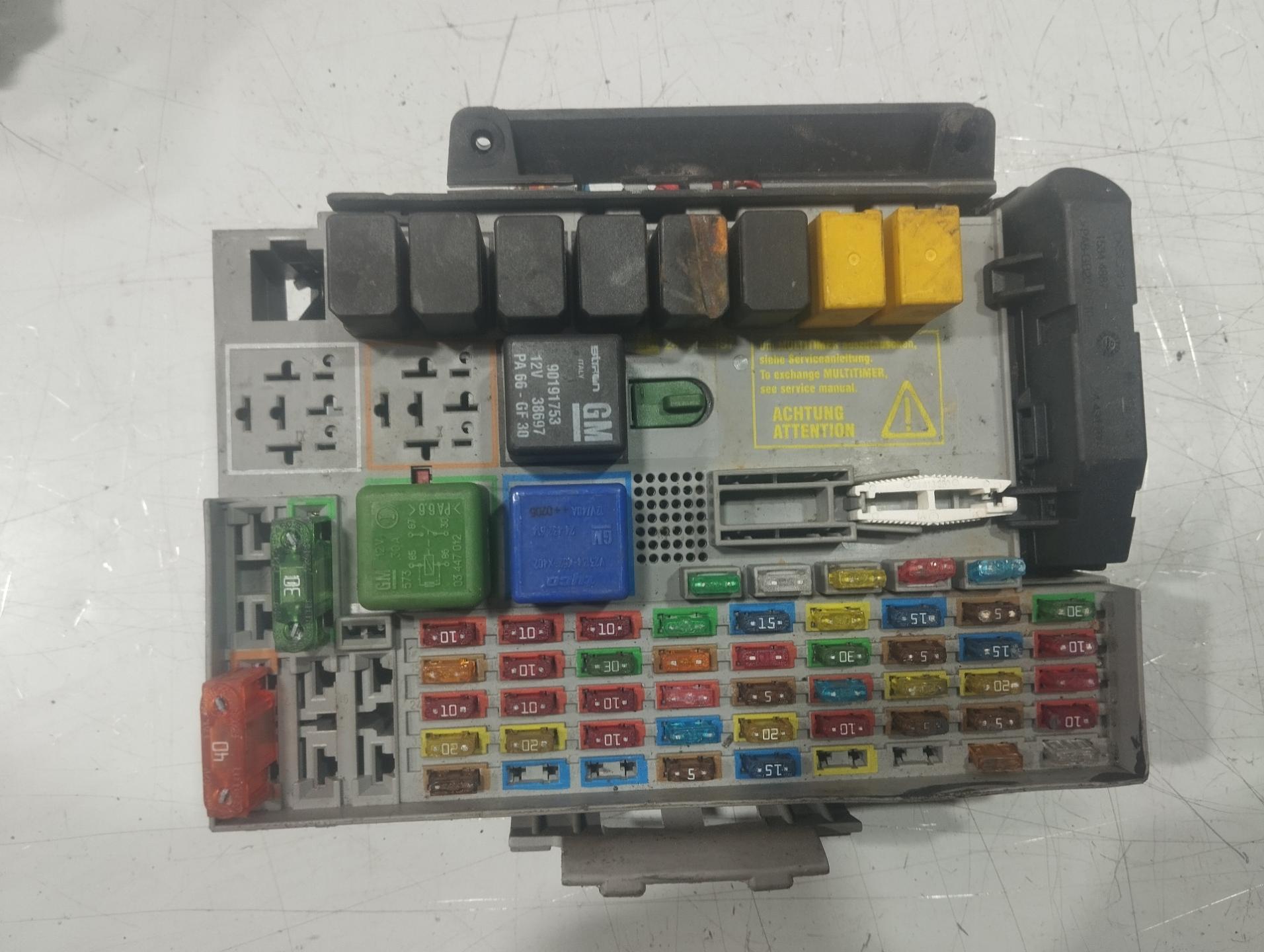 Блок предохранителей Opel Astra G (1998 - 2009) 24412497