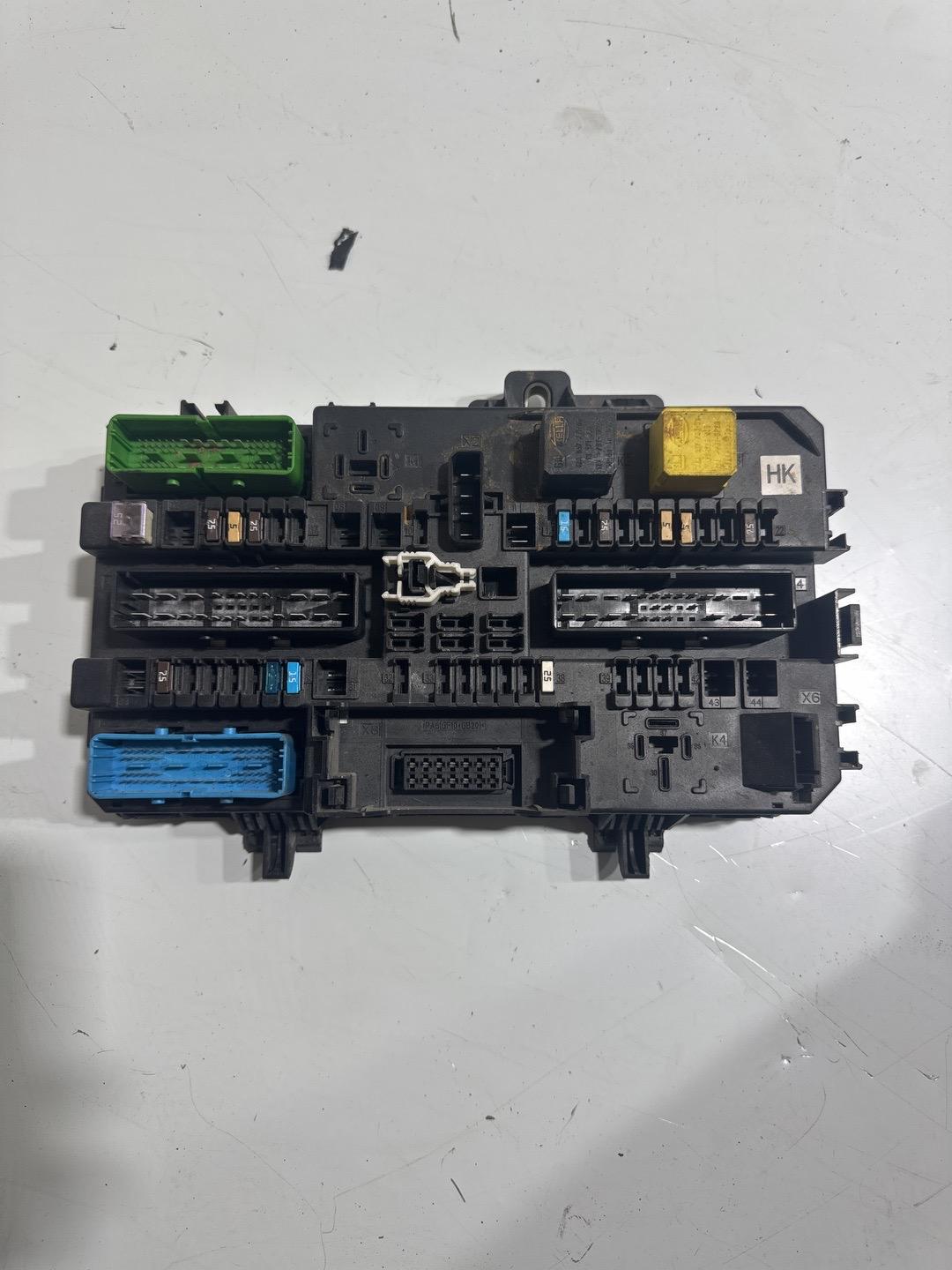 Блок предохранителей Opel Astra H (2004 - 2007) 13206762