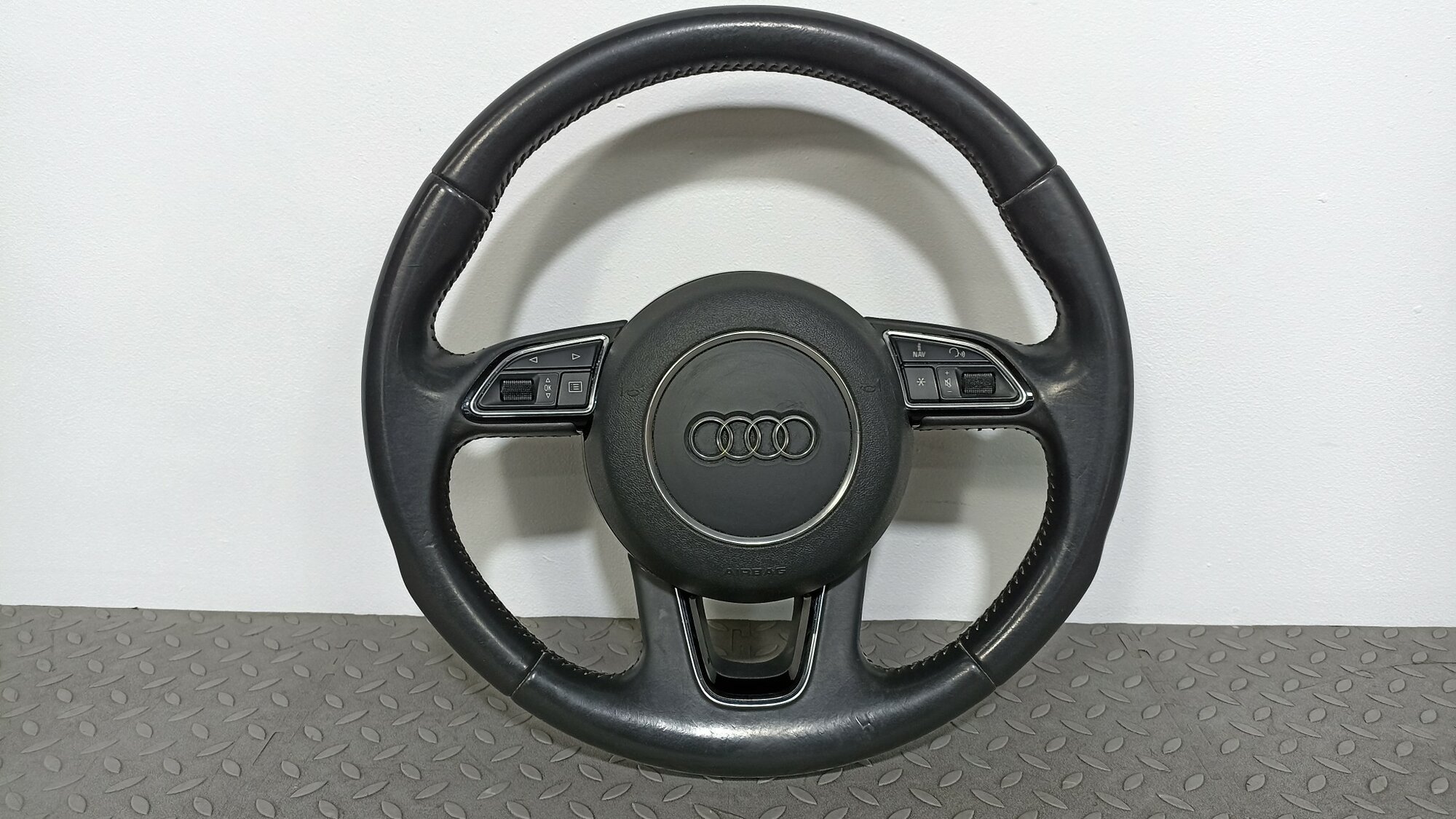 Руль Audi 8V0880201AC черный, LX5R YE074