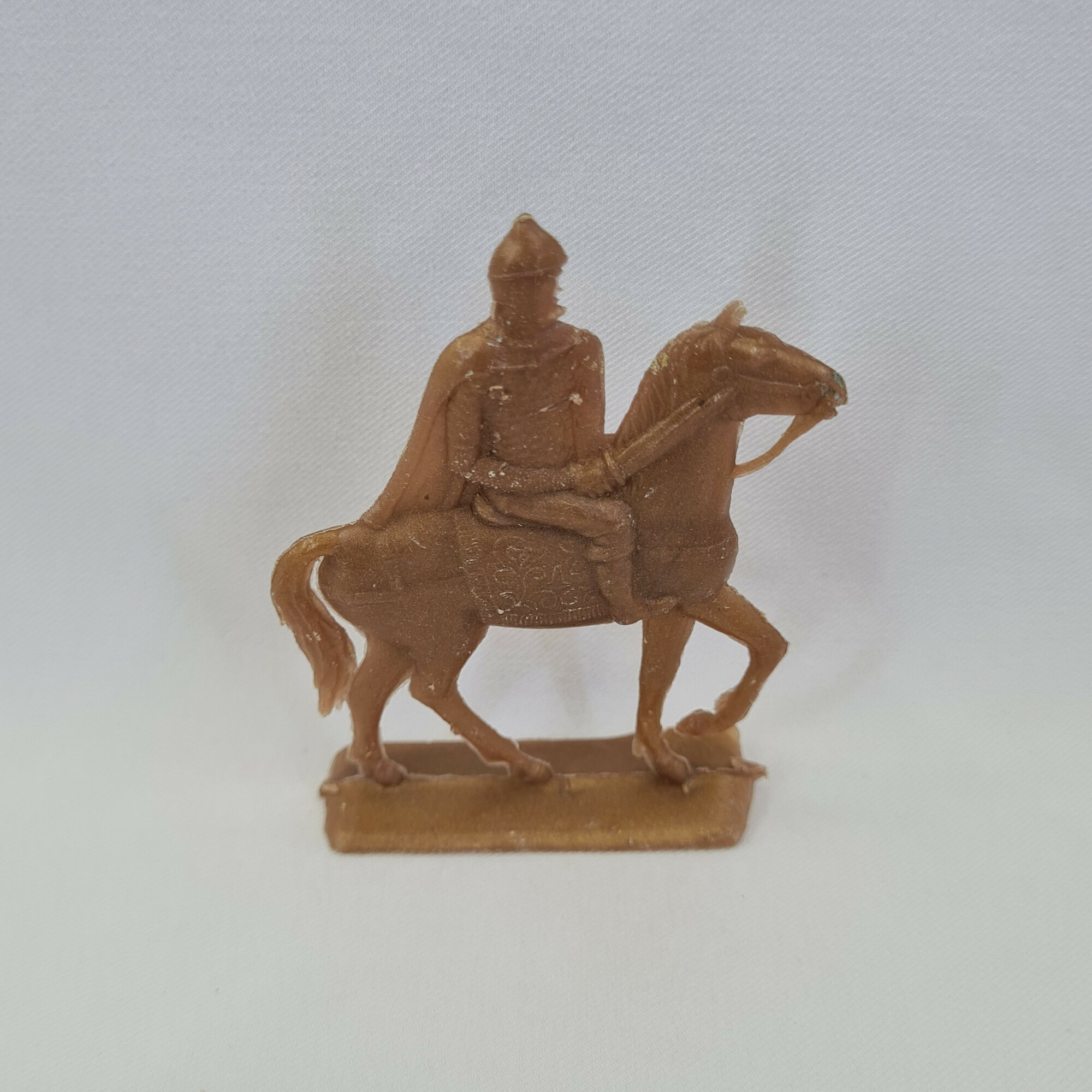 Фигурка всадника на лошади, винтаж СССР. Воин в шлеме на коне с основанием