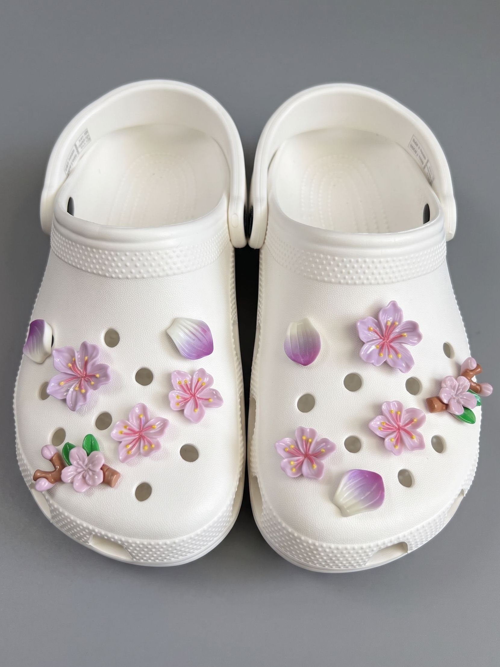 Джибитсы для crocs женские, значки для сабо, набор объемные джиббитсы для крокс, jibbitz цветочки