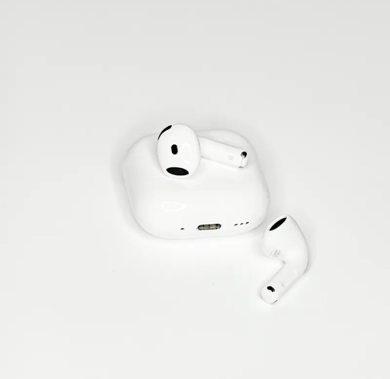 Беспородные наушники AirPods 4