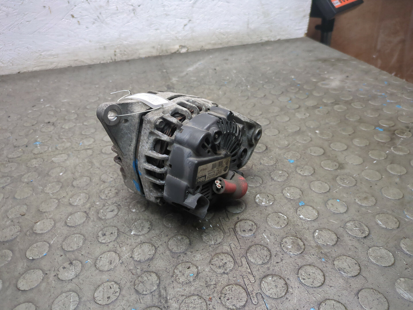 Генератор Nissan Note E11 Б/У — фото 1