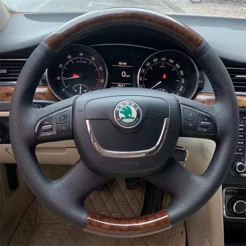 Чехол для руля Skoda Karoq 2018-2021 из микрофибры с черной перфорацией по бокам и коричневой вставкой из венге