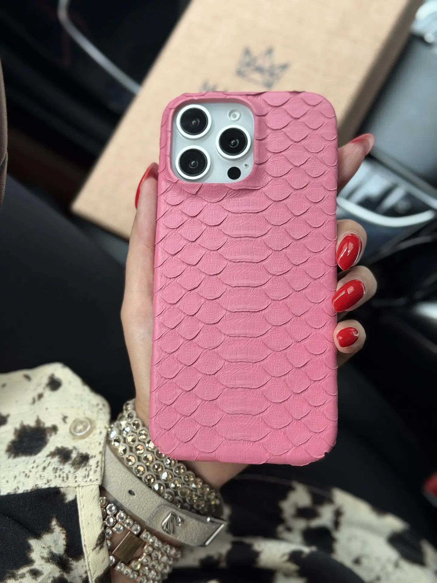 Чехол на iPhone 16 Pro Max из натурального питона розовый Barbie Pink