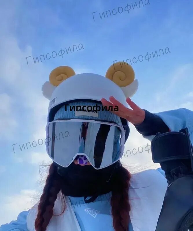 Лыжный шлем, украшение в виде кролика