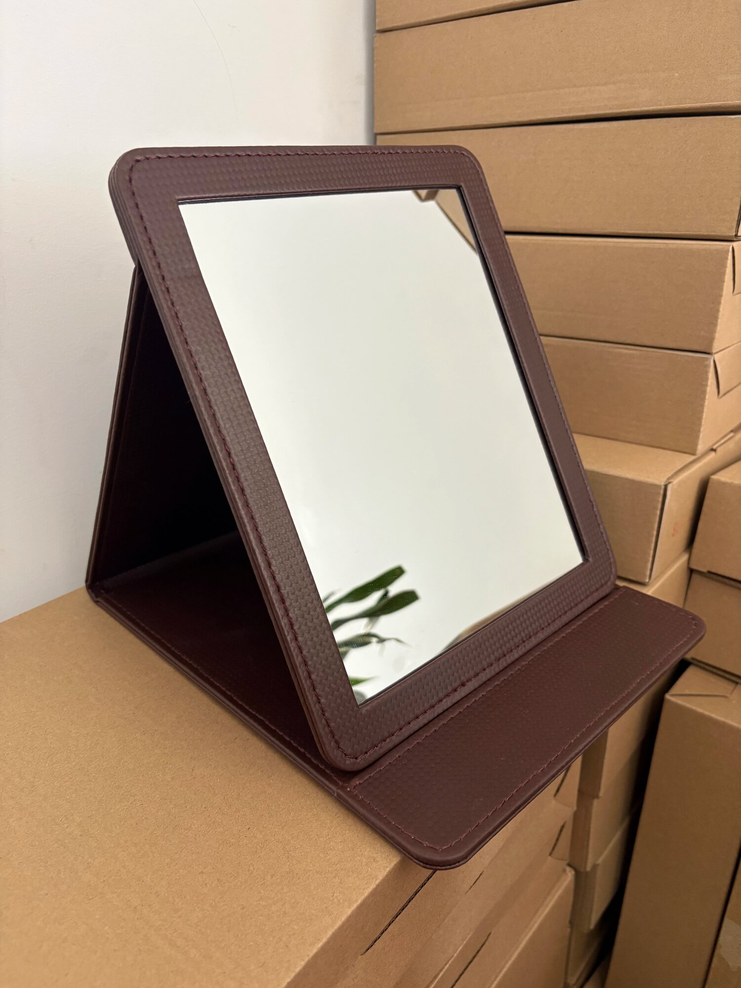 Складная зеркальная подставка из кожи, 22×27 см, одностороннее, коричневая отделка
