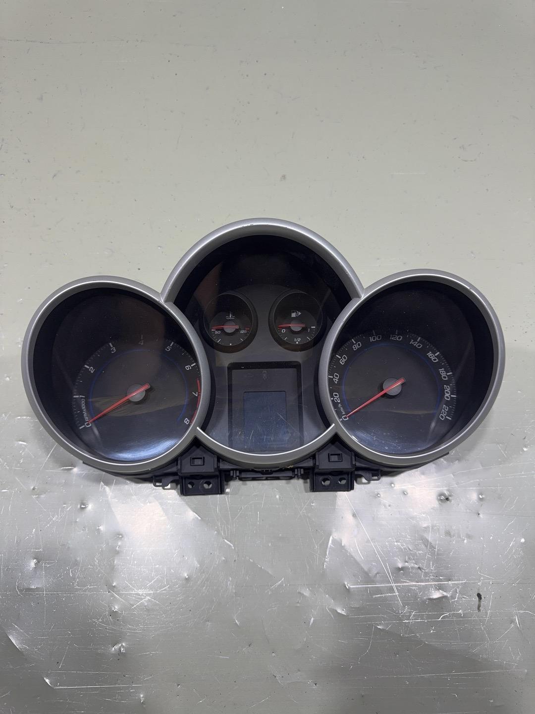 Панель приборов (щиток) Chevrolet Cruze 1 (2008 - 2012) 94824442