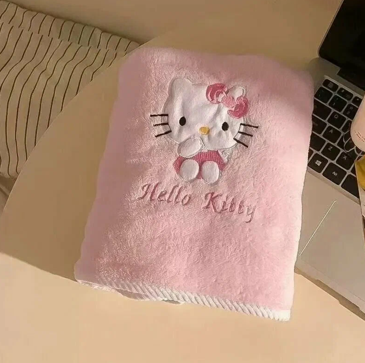 Полотенце из бархата с изображением Hello Kitty, размер — 70 см × 140 см, цвет — розовый.
