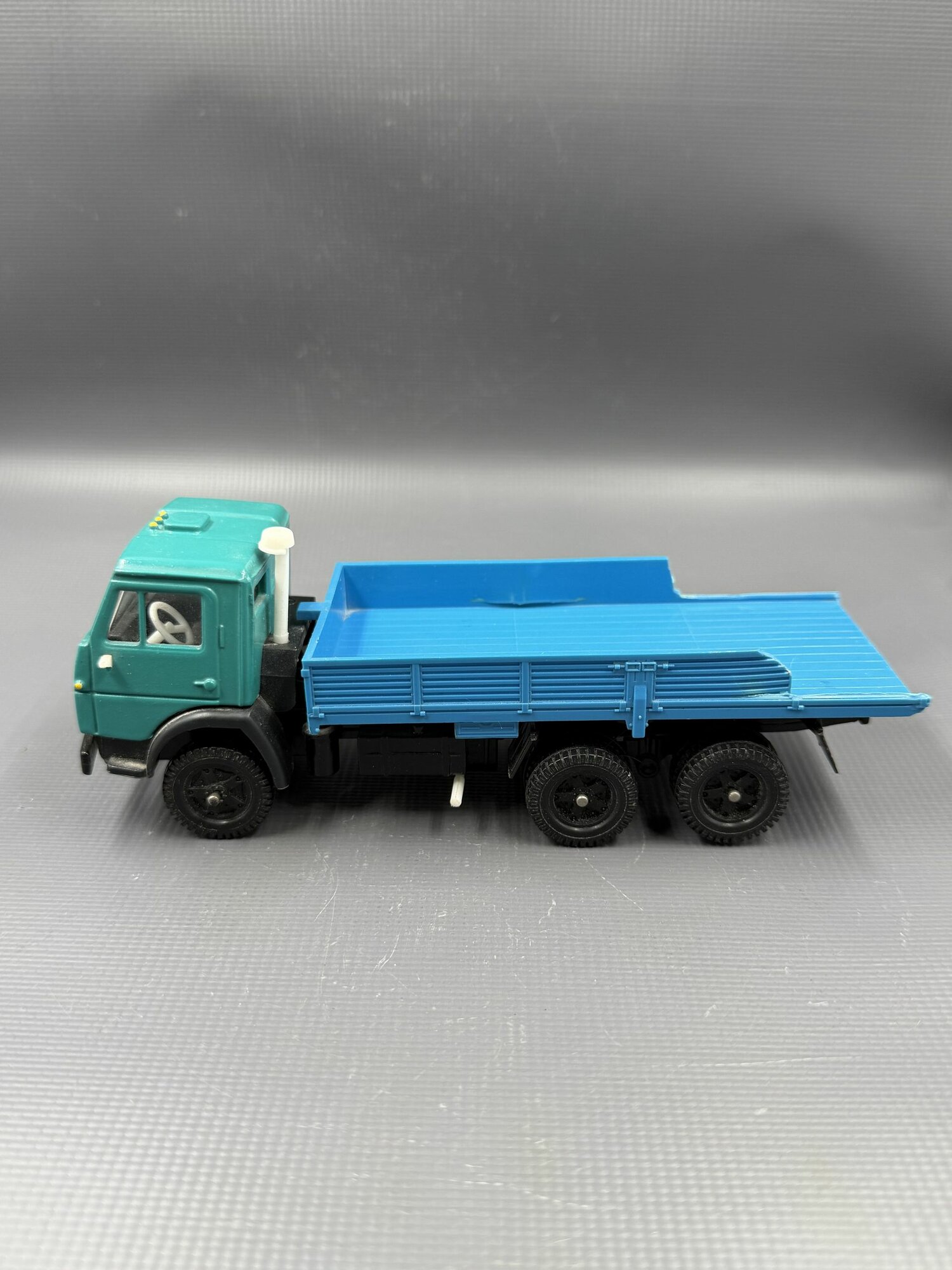 Модель Камаз KAMAZ 5320, бортовой с тентом СССР, масштаб 1:43 Винтаж!