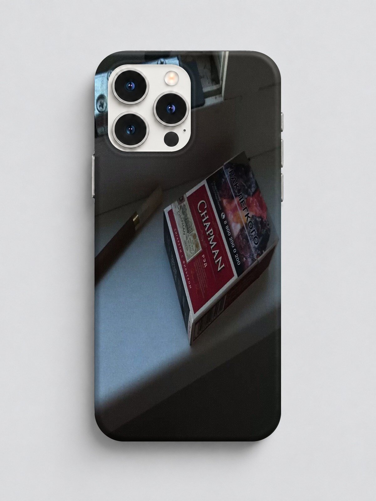 Эстетичный чехол на iPhone 15 Pro Чапман Чарман