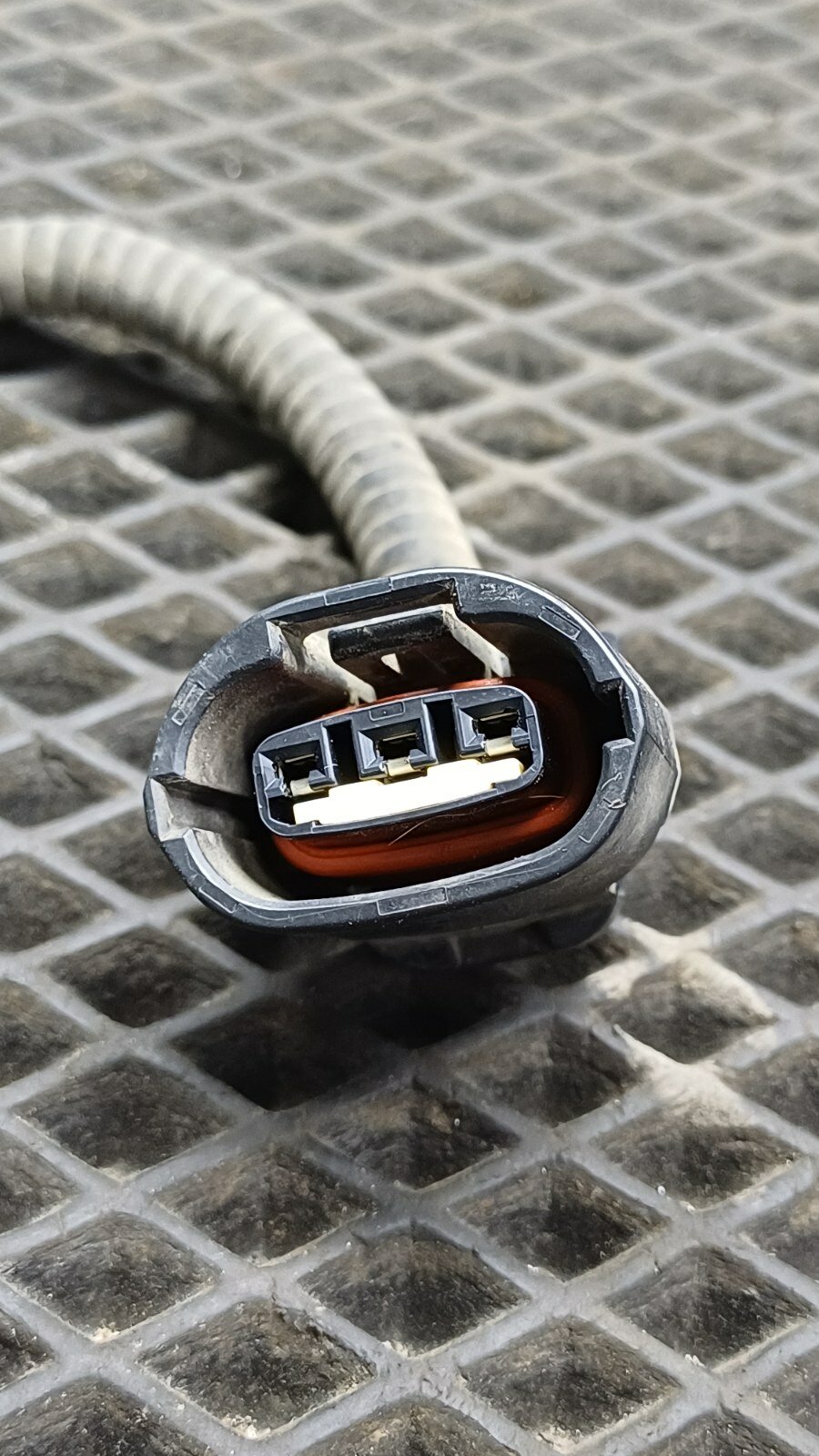 Фишка генератора. Kia Ceed II JD (2012–2018) Хэтчбек Красный