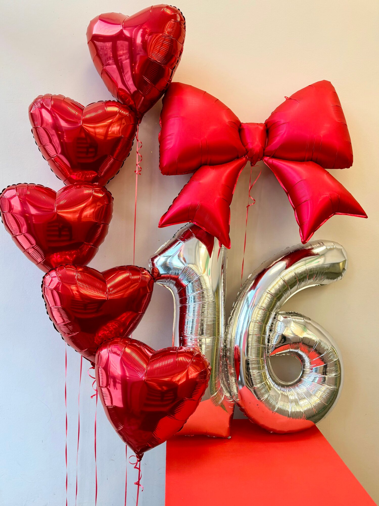 Шары на 16 лет девушки - набор на день рождения: бантик, цифры серебро и красные сердечки из фольги