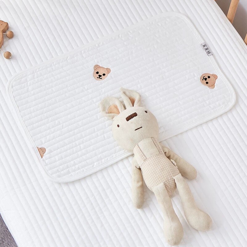 Подушка с медвежонком Bear Baby двойной слой 40x25 см все-хлопковая, для младенцев 0-6 месяцев, 60-й номер ткани